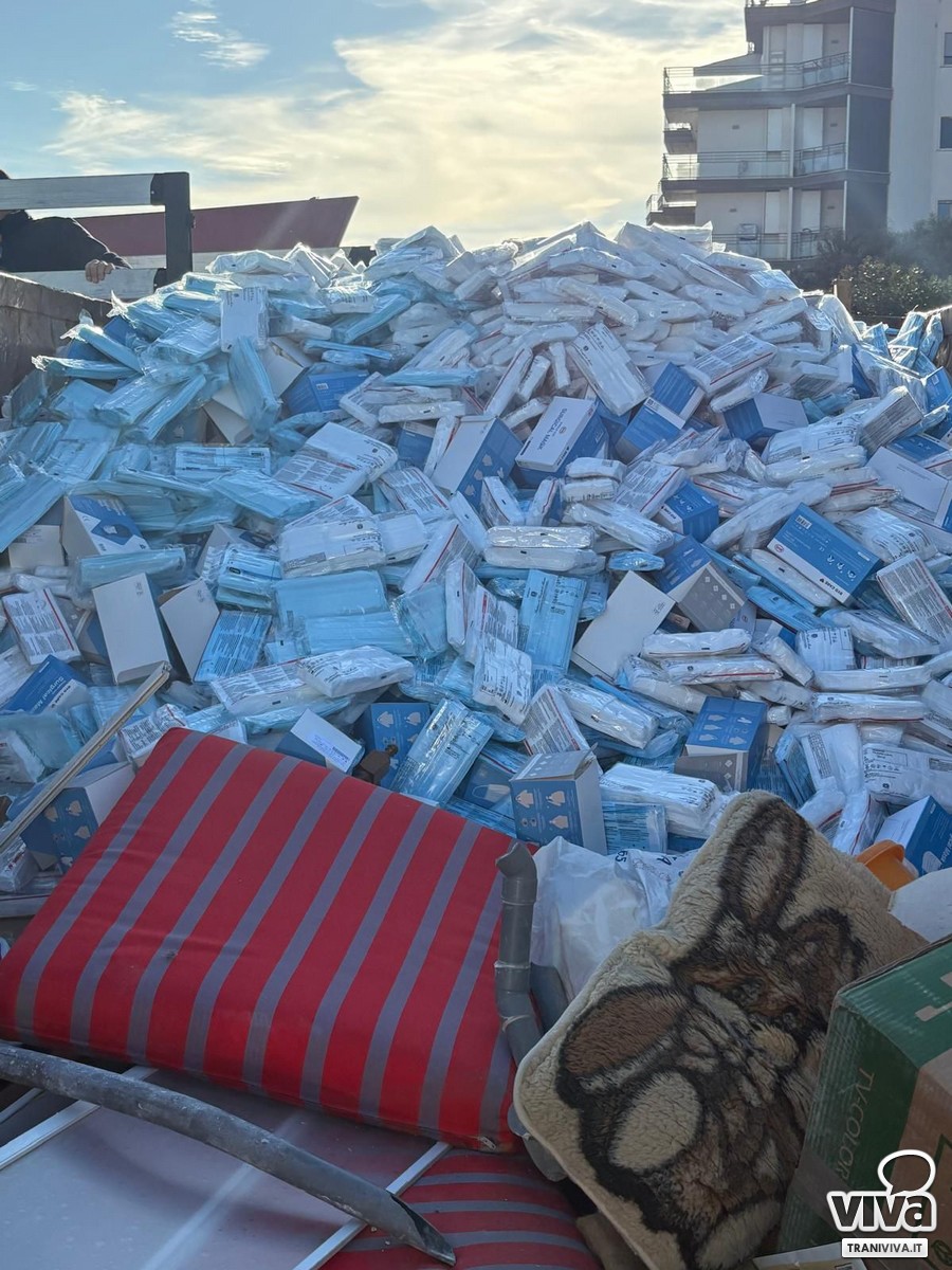 "Mascherine nuove gettate via", la denuncia di RispettiAMO Trani